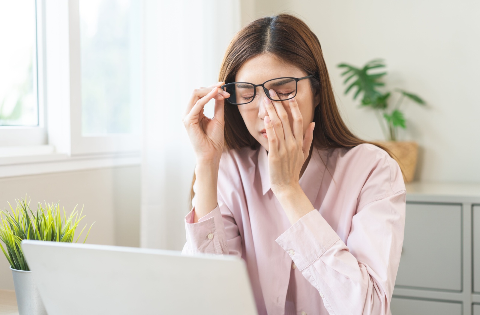 What Do Dry Eyes Feel Like? | Valley Eye & Vision Clinic